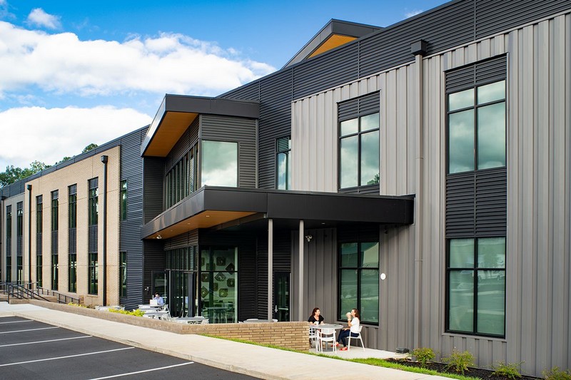 The Versatility and Appeal of Horizontal Metal Panels