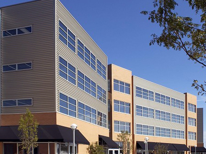 The Versatility and Appeal of Horizontal Metal Panels